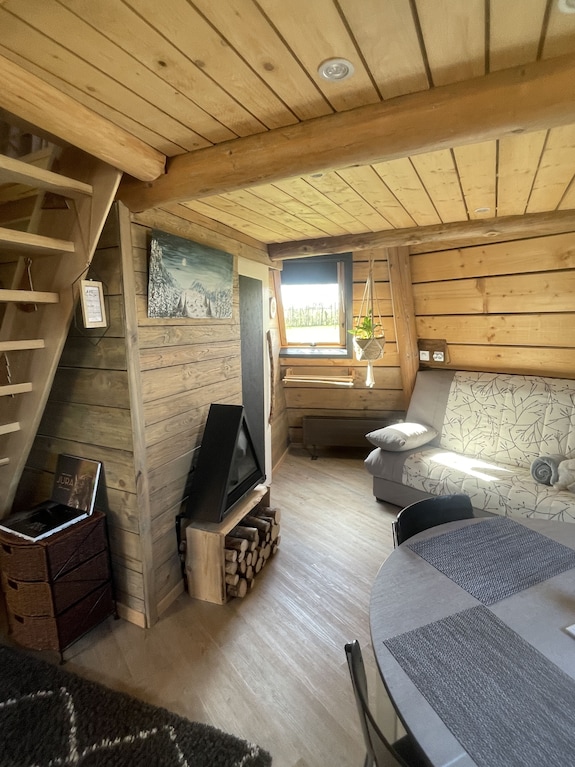 Tipi Bois Grand Confort Dans Un Petit Village Jurassien Près De Nos Chevaux . - Jura