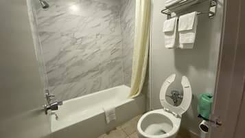 Chuveiro/banheira combinados, toalhas de banho, sabonete, shampoo