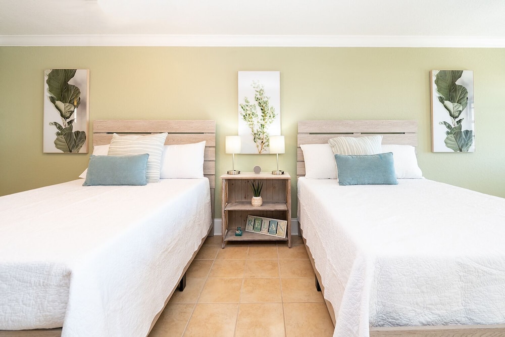 Walk To Beach! Spacious, Sleeps 12! Gulf View, Pool - Panama City Beach, FL