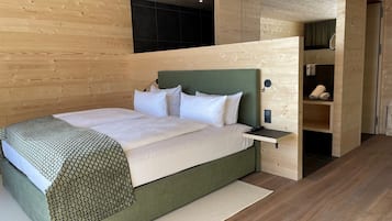 Quarto Duplo Deluxe | Roupa de alta qualidade, cofre no quarto, secretária