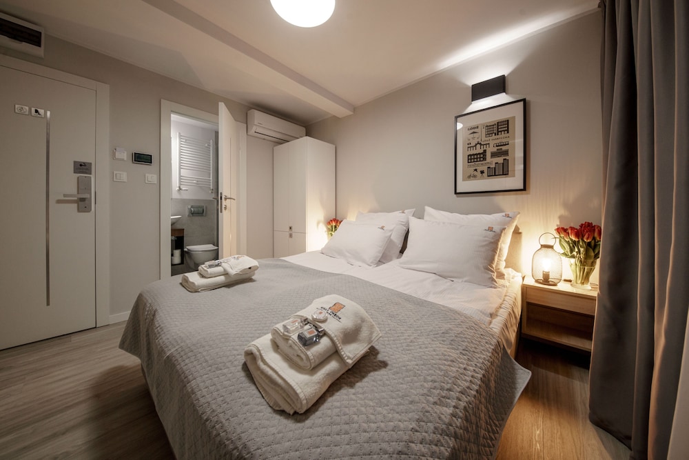 Double Bed, Private Bathroom, Ac, Fast Wifi - Warsaw