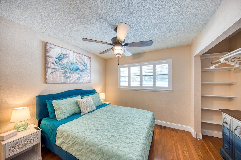 Private Heated Pool Home On 72nd. 5 Min To Indian Shores - Redington Shores, FL