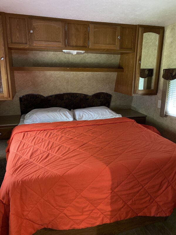 Beautiful Camper On A Country Road. - Lake Erie, PA