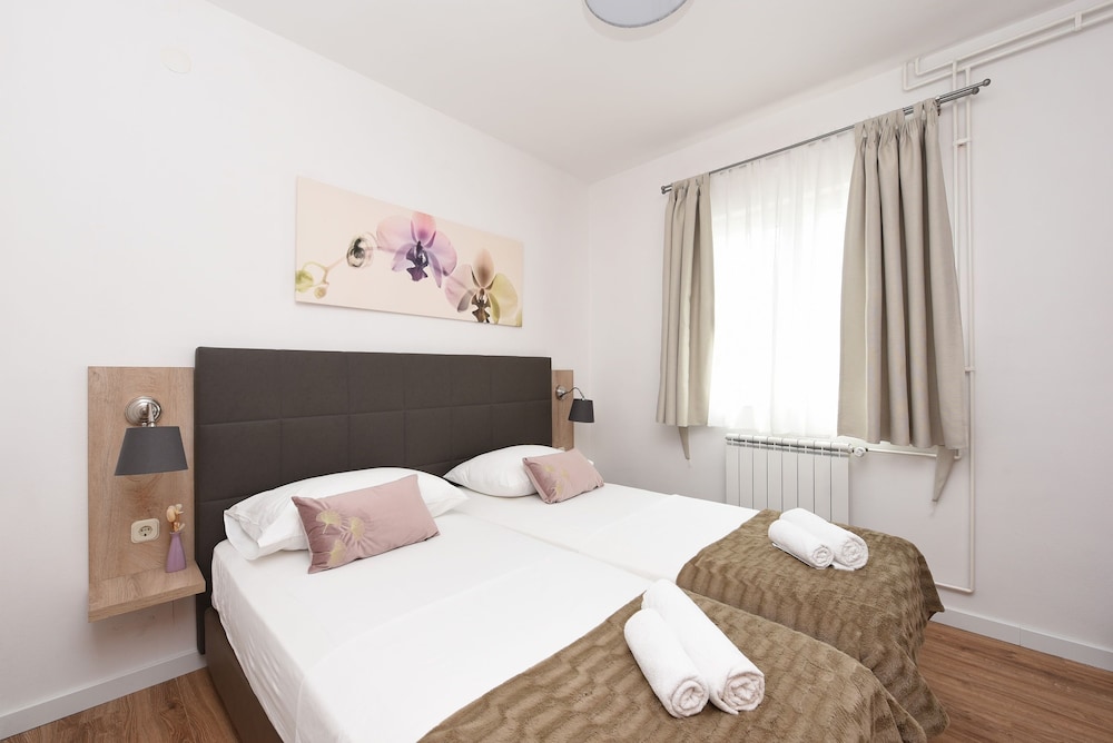 Holiday Apartment , Two Bedrooms, Balcony View - Starigrad