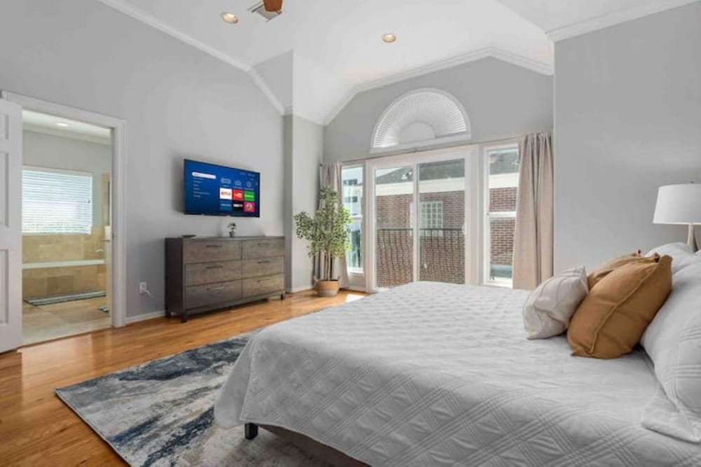 ⭐️ Bright & Beautiful 3bd/3.5ba Townhouse In Midtown ⭐️ Centrally Located - Houston