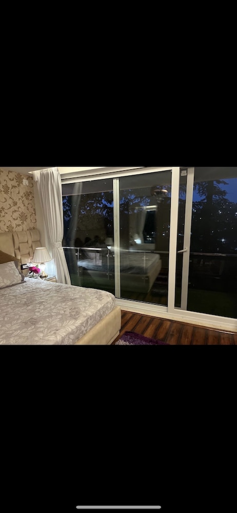 Luxurious Room With Lovely Valley View - Shimla
