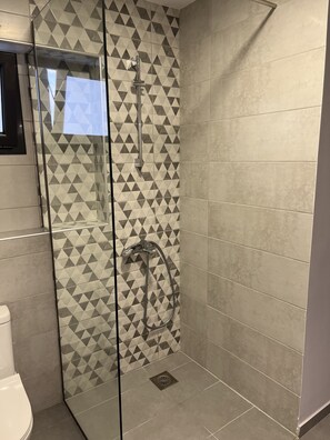 Quarto Duplo Comfort | Casa de banho | Um polibã, um secador de cabelo, toalhas fornecidas 