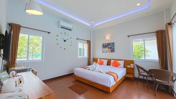 Quarto casal standard, varanda, ao lado da piscina | Escrivaninha, Wi-Fi de cortesia, roupa de cama