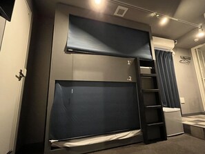 Quarto Quádruplo Básico | Quartos insonorizados, Wi-fi grátis, roupa de cama fornecida