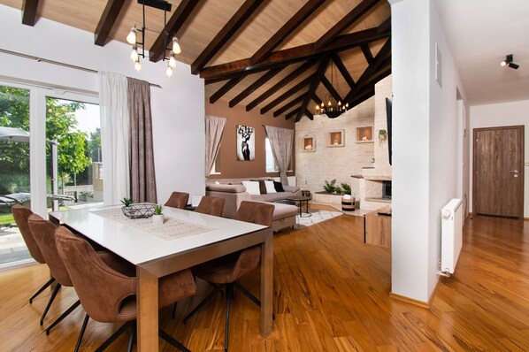 Villa | Restaurantes
