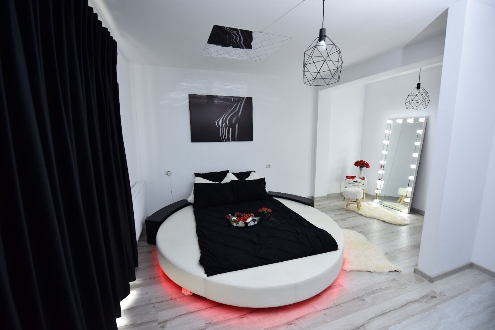 Lux: Jacuzzi Pat Rotund Semineu Oglinda Pe Tavan - Craiova