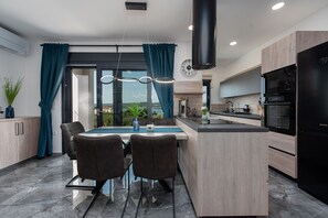 Villa, 4 quartos, piscina privativa, vista para o mar | Cozinha privada | Um micro-ondas, uma máquina de lavar louça, uma cafeteira/bule 