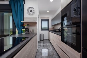 Villa, 4 quartos, piscina privativa, vista para o mar | Cozinha privada | Um micro-ondas, uma máquina de lavar louça, uma cafeteira/bule 