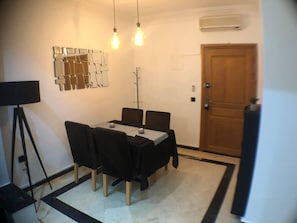 Apartamento | Cozinha privada | Um frigorífico, um micro-ondas, um forno, uma placa de cozinha 