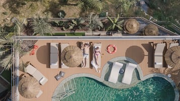 Piscina externa, funciona das 9h às 21h, guarda-sóis, espreguiçadeiras