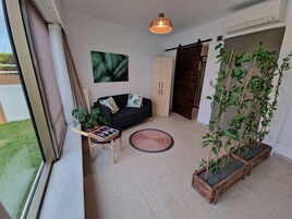 Quarto Duplo Deluxe, 1 cama queen-size, banheira de hidromassagem, vista para a piscina | Lençóis de algodão egípcio, roupa de alta qualidade, minibar 