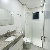 Apartamento luxo | Banheiro | Chuveiro, secador de cabelo, sabonete, papel higiênico
