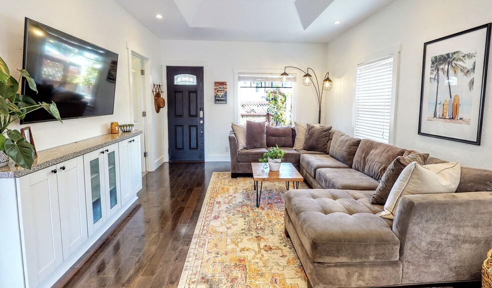 New Surfrider Bungalow - Walk To Downtown And The Beach! - Ventura, CA
