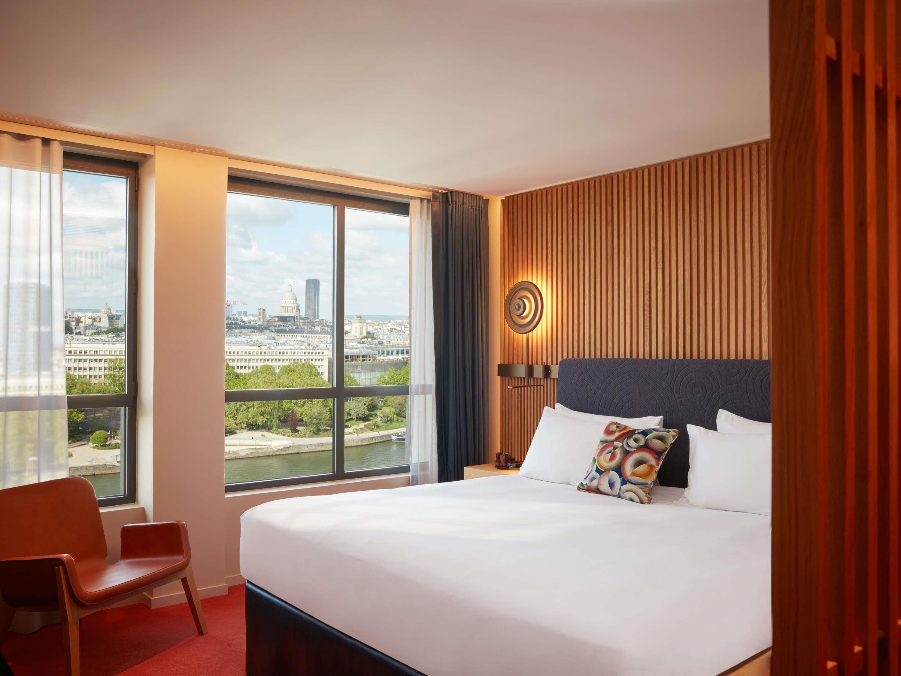 Quarto, na torre (Eiffel tower view) | Roupas de cama premium, edredons de pluma, camas com colchões pillow-top