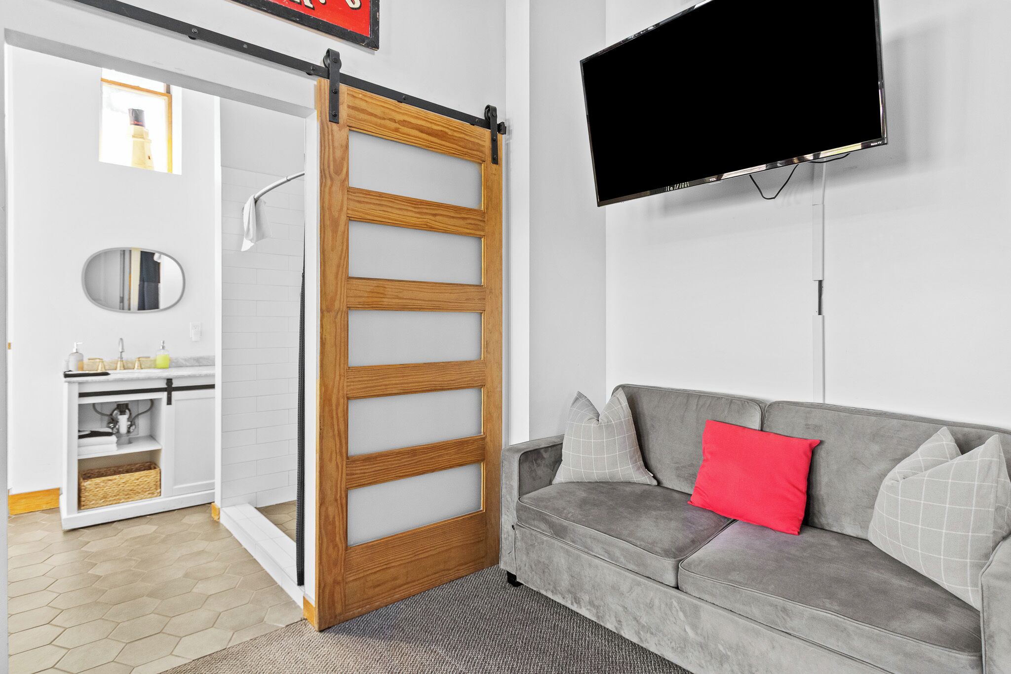 Quarto Duplo Deluxe, 1 cama queen-size e sofá-cama | Lençóis de algodão egípcio, roupa de alta qualidade, edredões de penas 