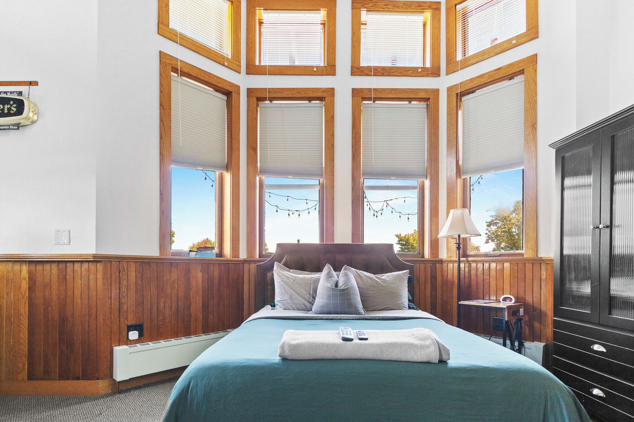 Quarto Duplo Deluxe, 1 cama queen-size e sofá-cama | Lençóis de algodão egípcio, roupa de alta qualidade, edredões de penas 