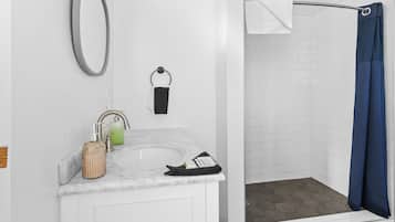 Quarto Duplo Deluxe, 1 cama queen-size e sofá-cama | Casa de banho | Um polibã, artigos de higiene pessoal grátis, um secador de cabelo