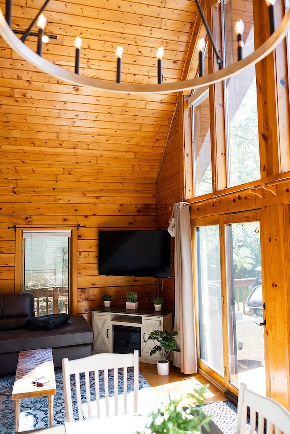 Salem Lakes Chalet- Cozy Log Cabin Near Wilmot Mountain - Splash Pad, Lindenhurst