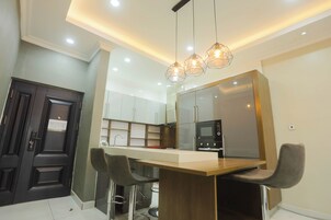 Apartamento Premium, 2 quartos, varanda, junto ao pátio | Refeições no quarto