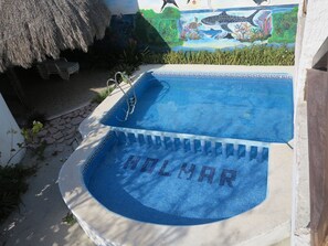 Uma piscina com borda decorativa e a palavra "MOLMAR" escrita na parte inferior.