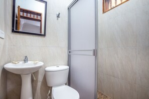 Quarto Duplo Superior | Casa de banho | Um polibã, produtos de higiene exclusivos, toalhas fornecidas, sabão