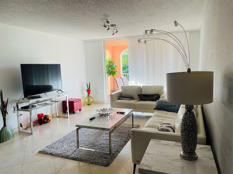 Resort Style 2 Bedroom 2 Bathroom - Tidal Cove Waterpark, Aventura