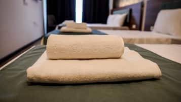 2 quartos, individualmente decorados, individualmente mobiliados