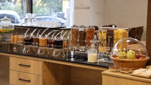 Buffet com diversos alimentos e acompanhamentos.