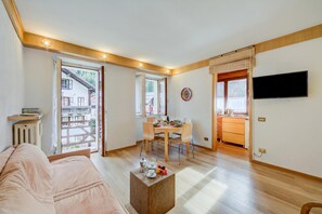 Estúdio família, vista para a montanha (Monterosa Cozy Apartment 200m From) | Área de estar | TV de tela plana 21 polegadas com canais a cabo