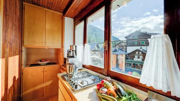 Estúdio Familiar, varanda, vista para a montanha (Monterosa Cozy Apartment 200m From) | Cozinha privada | Um frigorífico, um micro-ondas, uma placa de cozinha