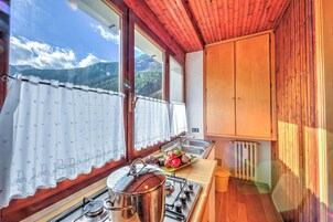 Estúdio Familiar, vista para a montanha (Monterosa Cozy Apartment 200m From) | Cozinha privada | Um frigorífico, um micro-ondas, uma placa de cozinha 