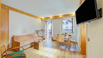 Estúdio Familiar, varanda, vista para a montanha (Monterosa Cozy Apartment 200m From) | Sala de estar | TV de ecrã plano