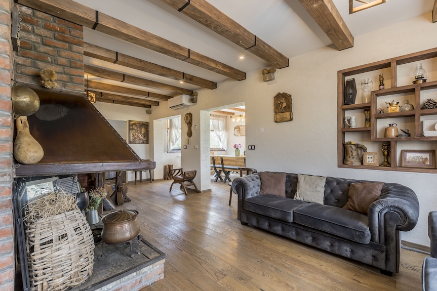 Villa U Rusticnom Stilu Okružena šUmom Njegovanim Vrtom Za Odmor, Grijani Bazen - Omiš