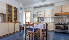 Apartamento Básico | Cozinha privada | Um frigorífico