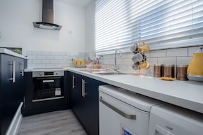 Apartamento (2 Bedrooms) | Cozinha privada | Um frigorífico, um micro-ondas, um forno, uma placa de cozinha
