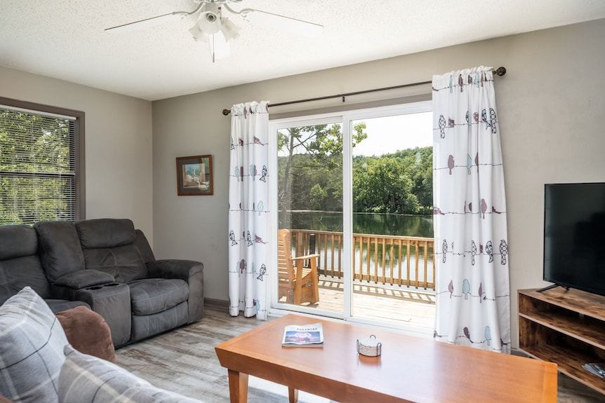 Kiwanie Lodge, Large Lakefront Home, Sleeps 12 - Arkansas