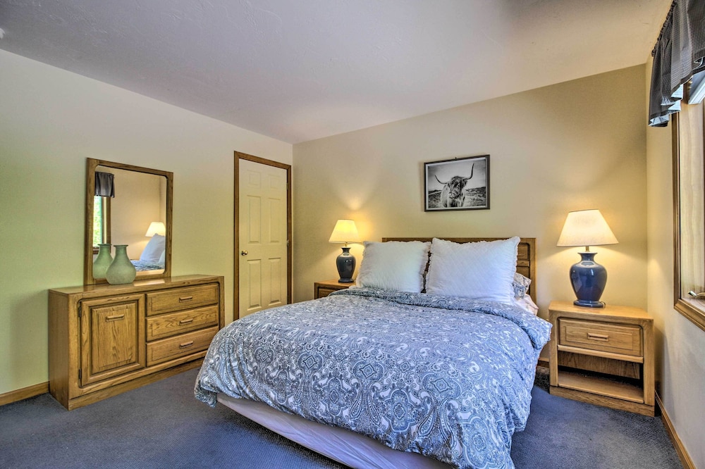 Timber Creek Townhome W/ 2 Decks & Mtn Views! - Vermont
