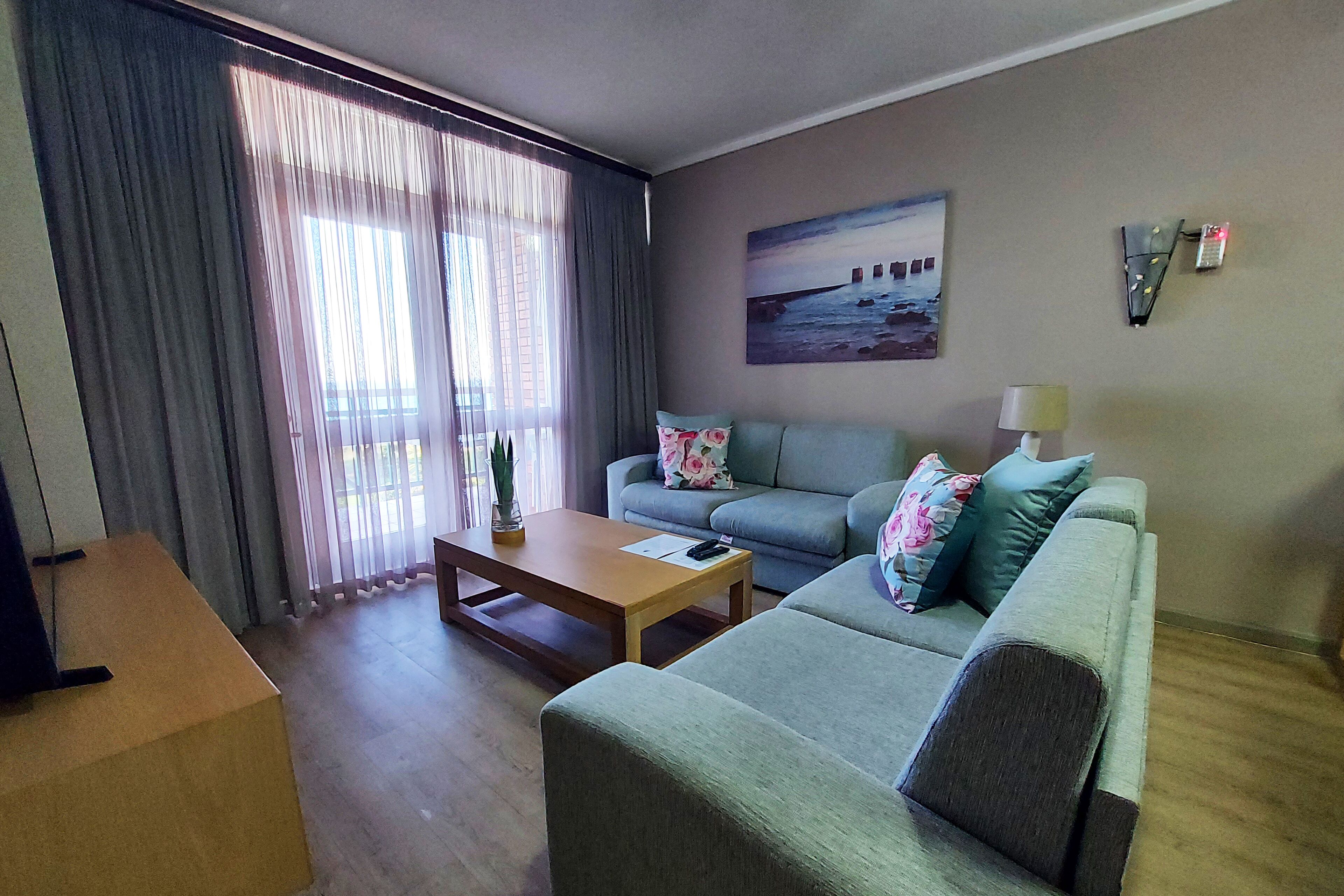 Apartamento, 2 quartos | Área de estar | TV LCD 32 polegadas com canais via satélite, TV