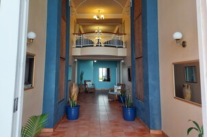 Área de estar no saguão