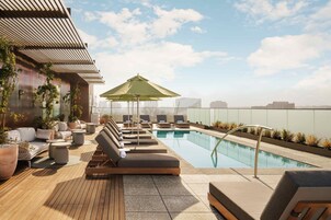 Piscina exterior, guarda-sóis, espreguiçadeiras 