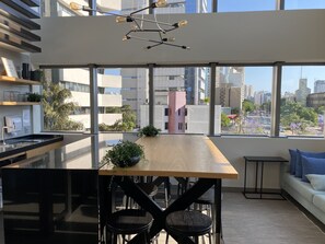 Um frigorífico, um micro-ondas, uma cafeteira/bule, uma torradeira 