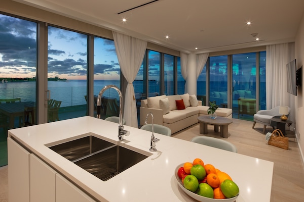 Two bedroom Edge Suite | Sala de estar | Smart TV, filmes pagos