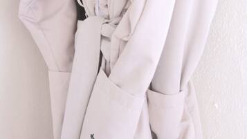 Um robe branco amarrado em um nó na parede.