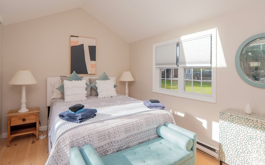 Bubbly Sunlit Newport Cottage Near Fantastic Beach Area! - Rhode Island