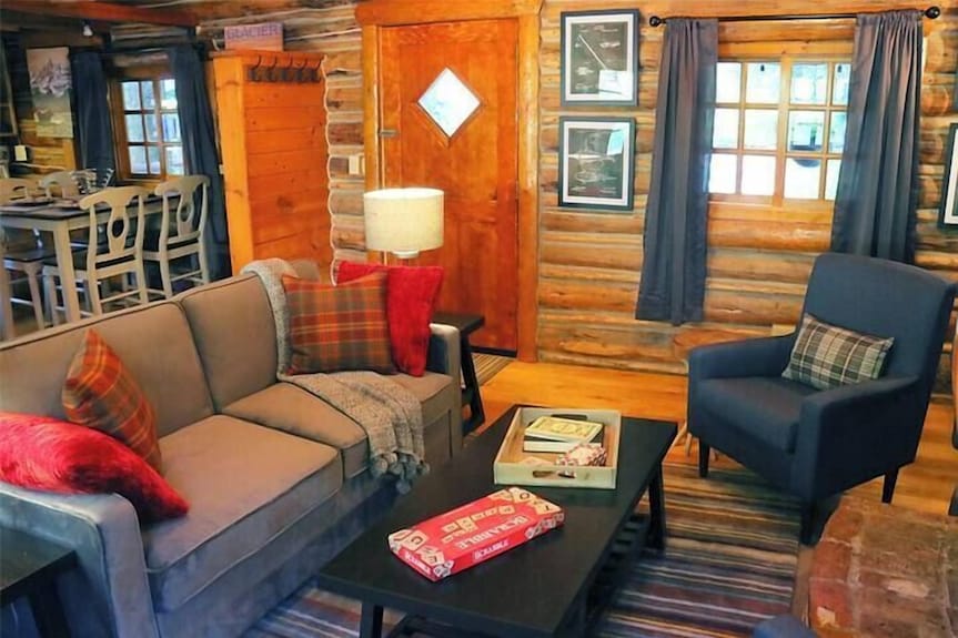 Waterfront Gallatin River Access W/fire Pit - Historic Fly Fishing Cabin - Big Bear Lake, Montana